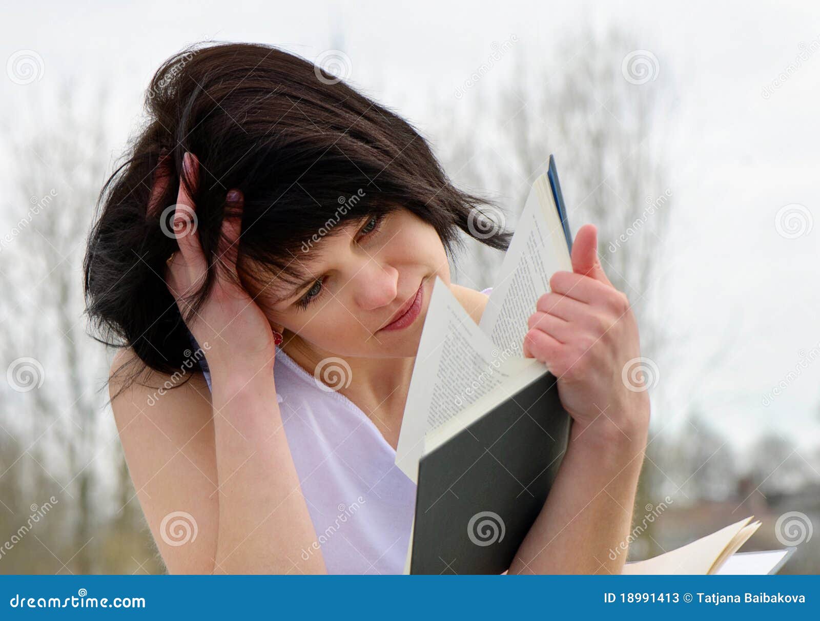 Young woman reads the book stock image. Image of read - 18991413