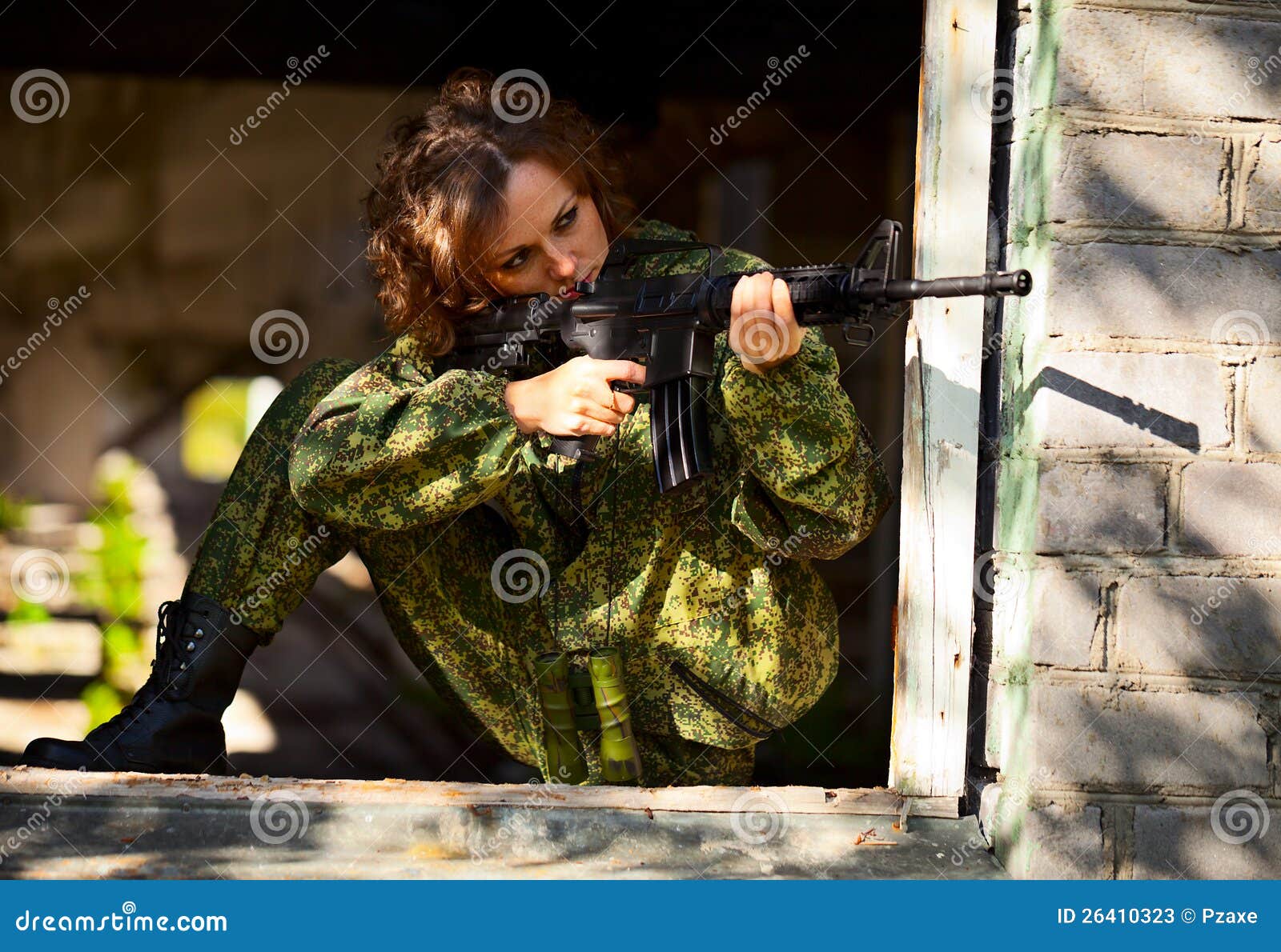 Young woman with a rifle stock image. Image of binoculars - 26410323