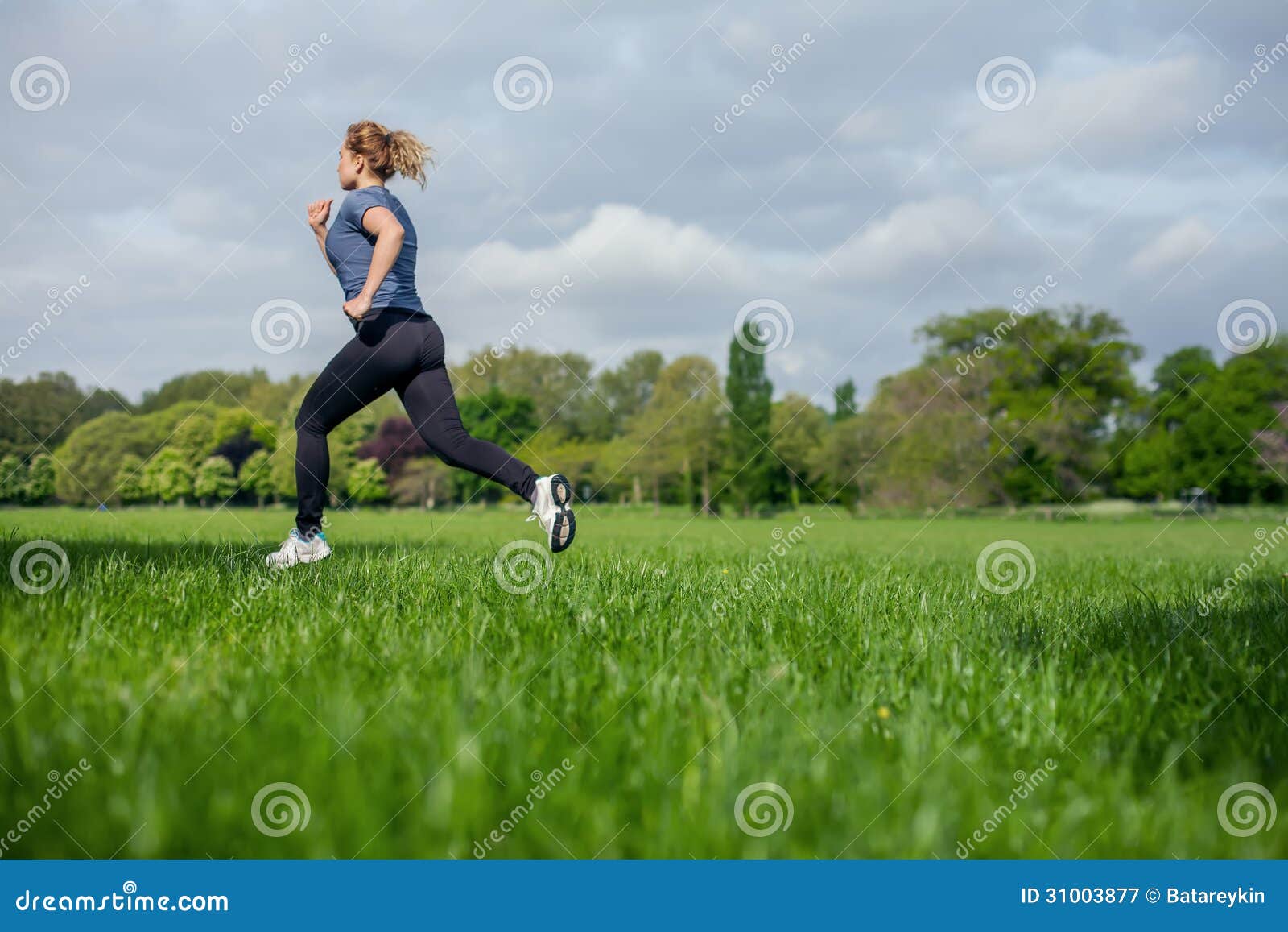Young woman running stock image. Image of marathon, healthy - 31003877