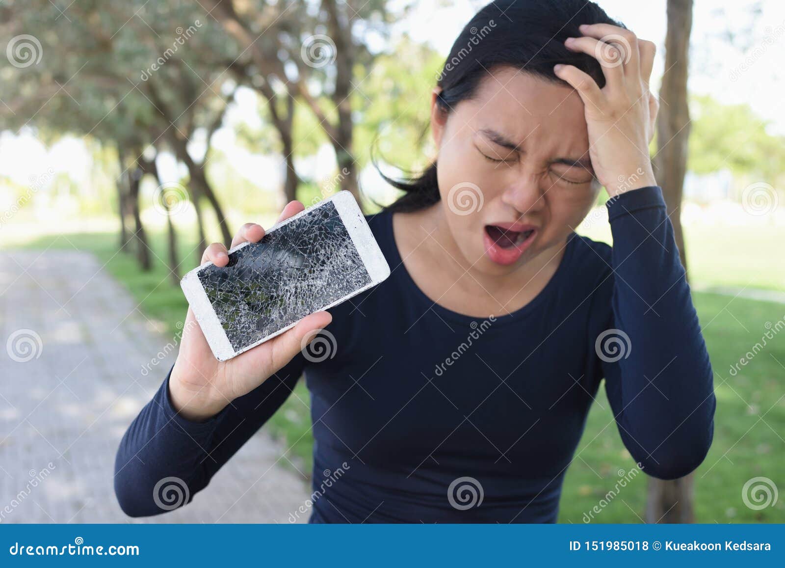 Young Woman Screaming in Rage with a Broken Smartphone Stock Photo ...