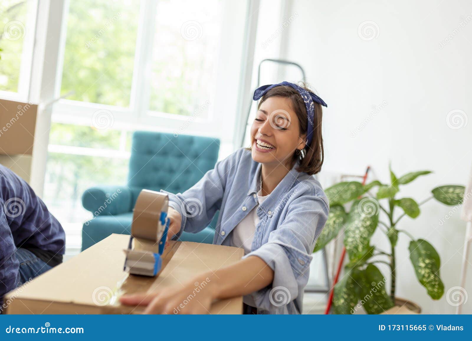 Woman packing boxes stock image. Image of duct, love - 173115665