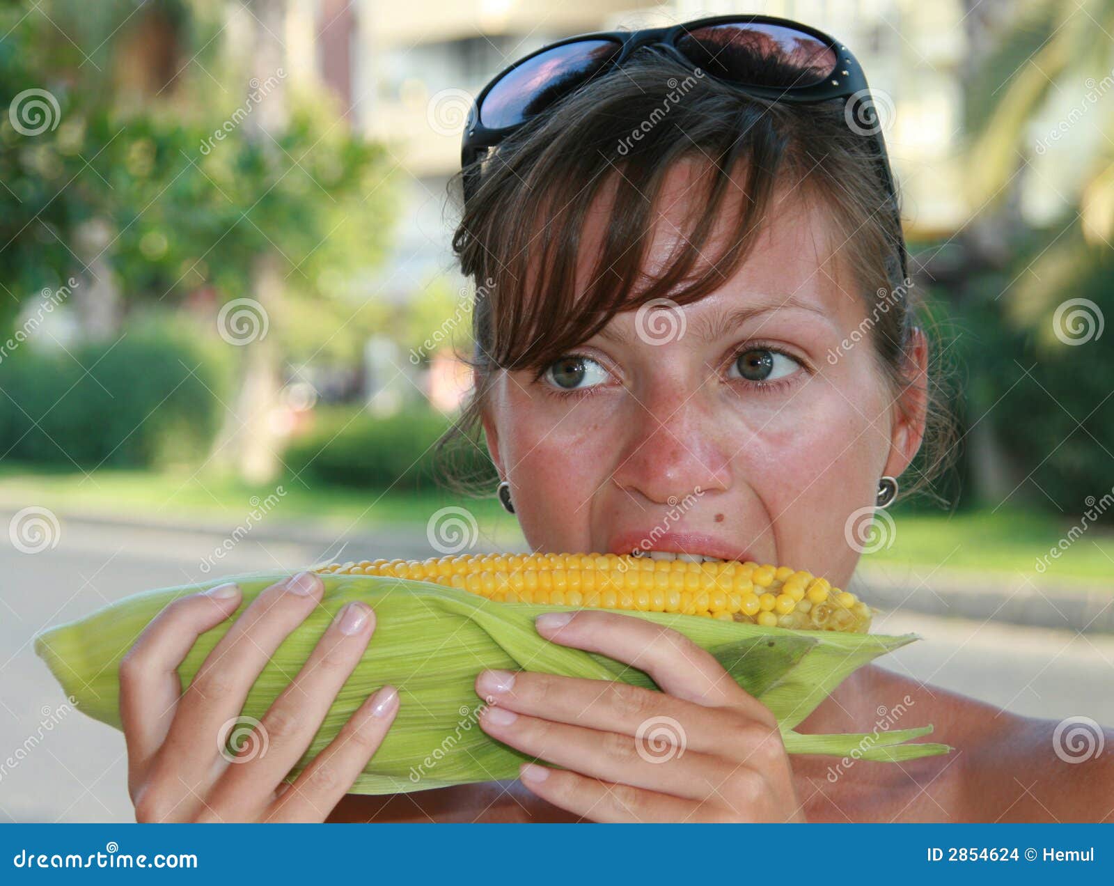 Young Women Eating Messy Corn Stock Photo - Image of healthy, people ...