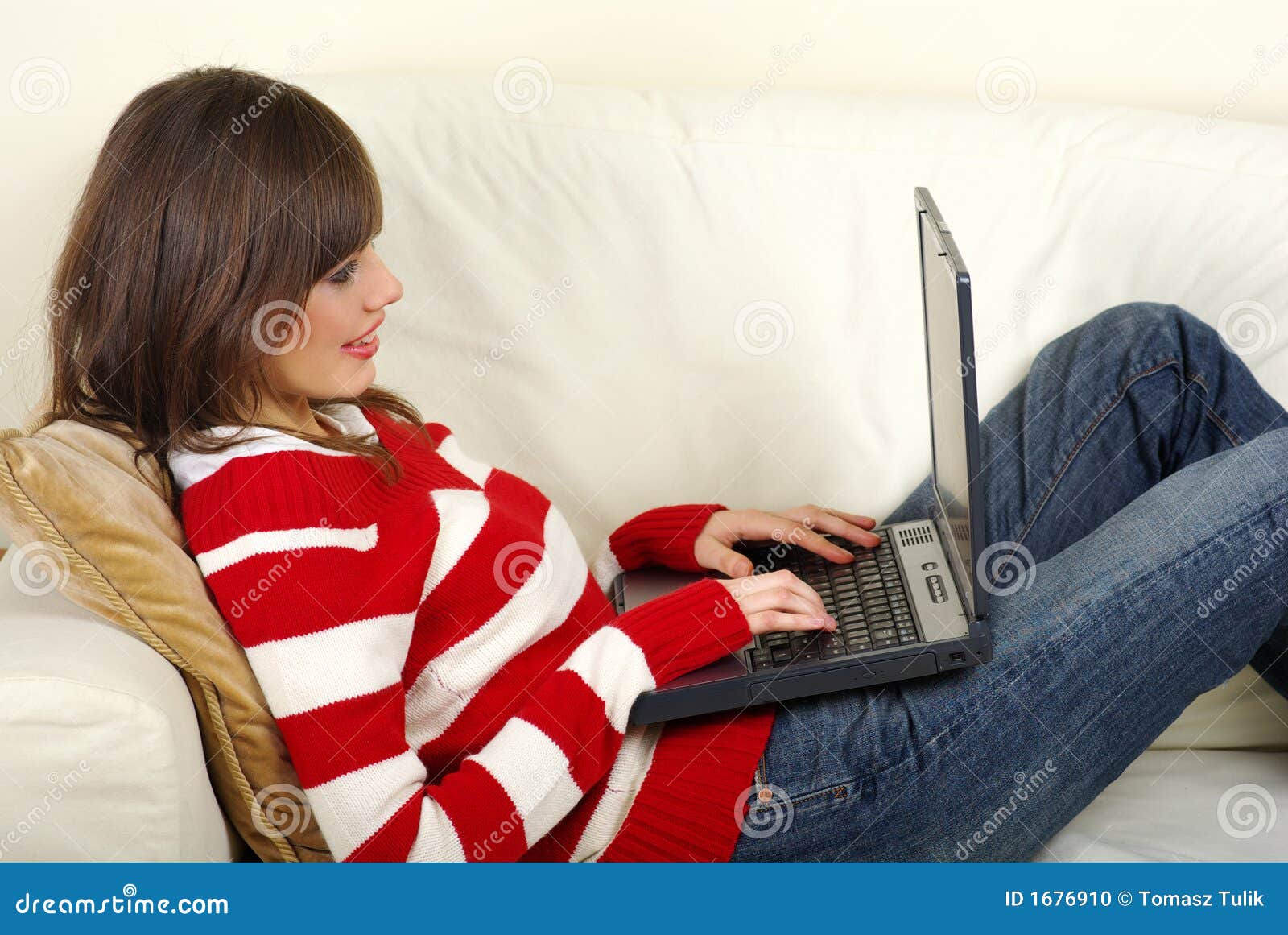 Young Women Using Laptop Computer Stock Photo - Image of enjoy, lounge ...