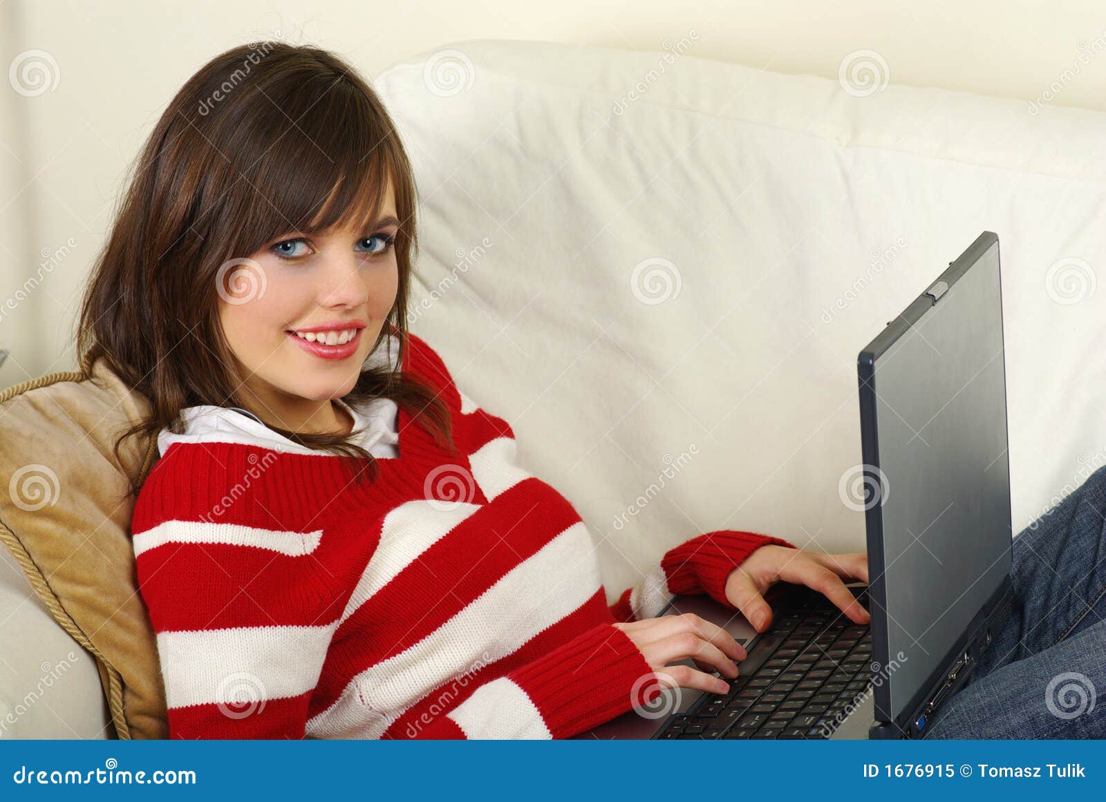 Young Women Using Laptop Computer Stock Image - Image of relax, happy ...