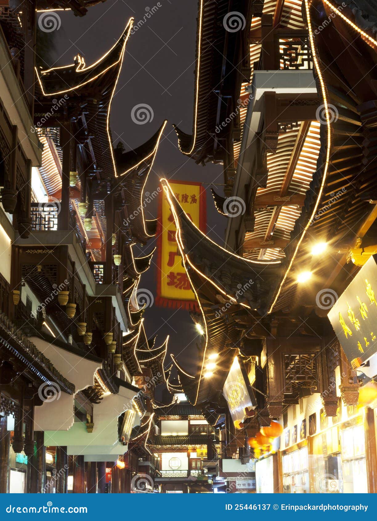 Yu Yuan Garden Shopping editorial photography. Image of town - 25446137