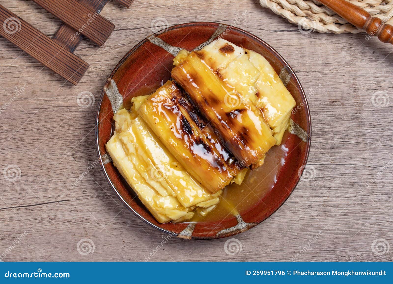 Yuca Asada Con Leche De Coco Dulce. Postre Tailandés Foto de archivo ...