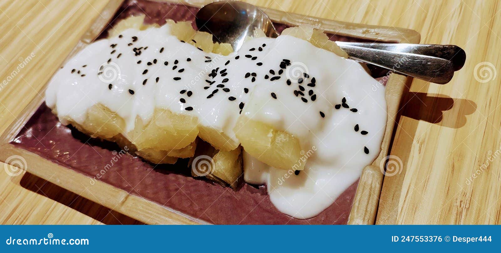 Yuca Hervida De Bambú Con Leche De Coco Foto de archivo - Imagen de ...