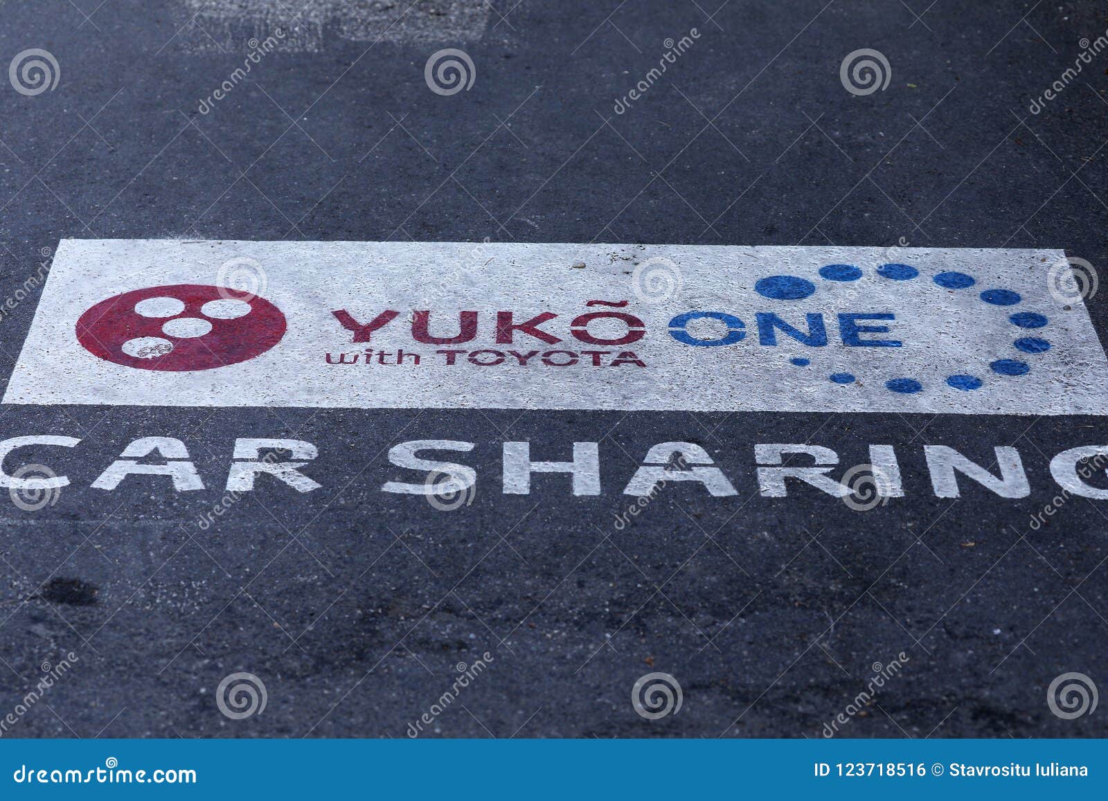 Yuko One Car Sharing Con Toyota, Anuncio De La Calle Foto editorial ...