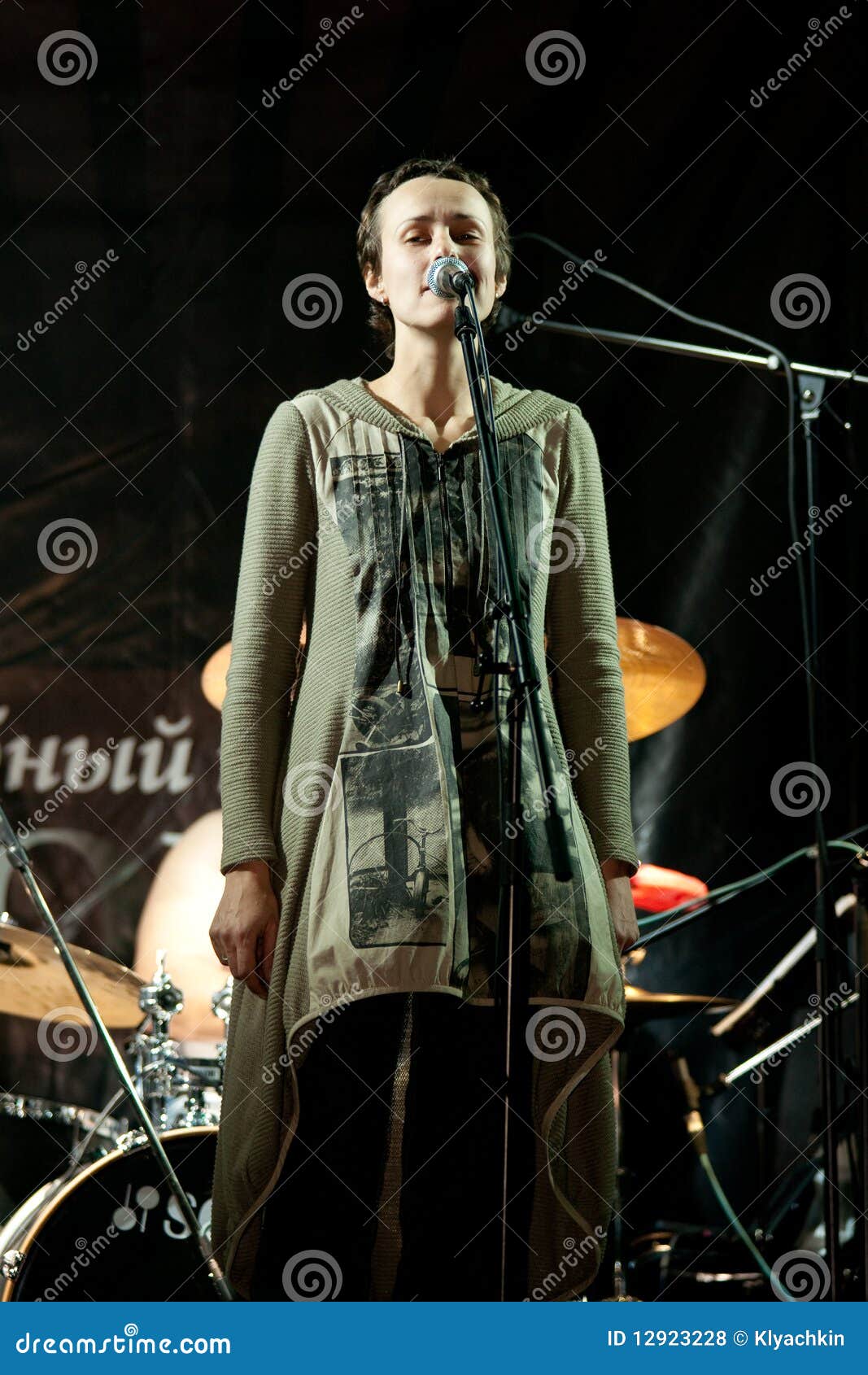 Yuliya Chicherina photo stock éditorial. Image du bruit - 12923228