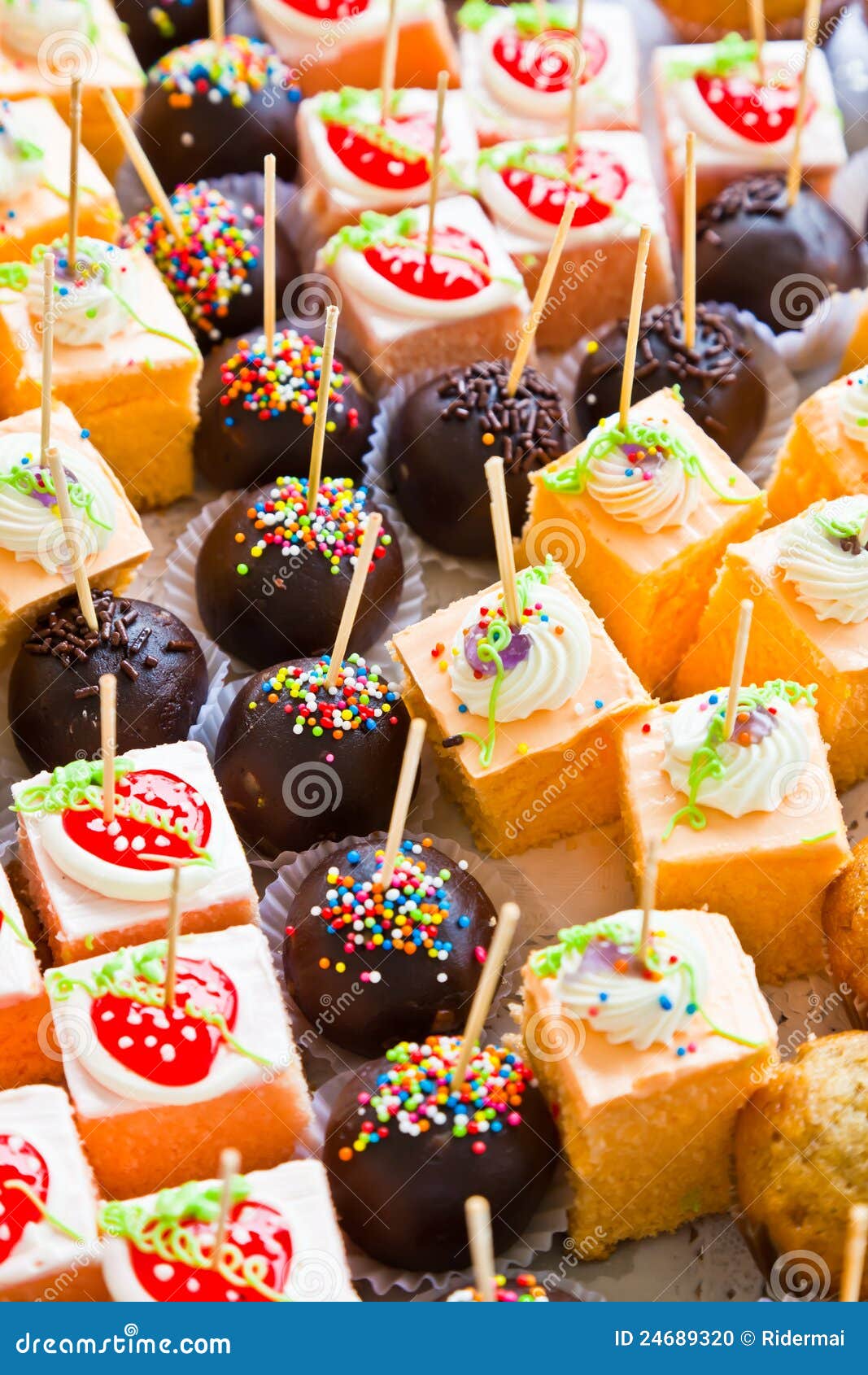 Yummy Cakes stock foto. Image of vers, buffet, dieet - 24689320
