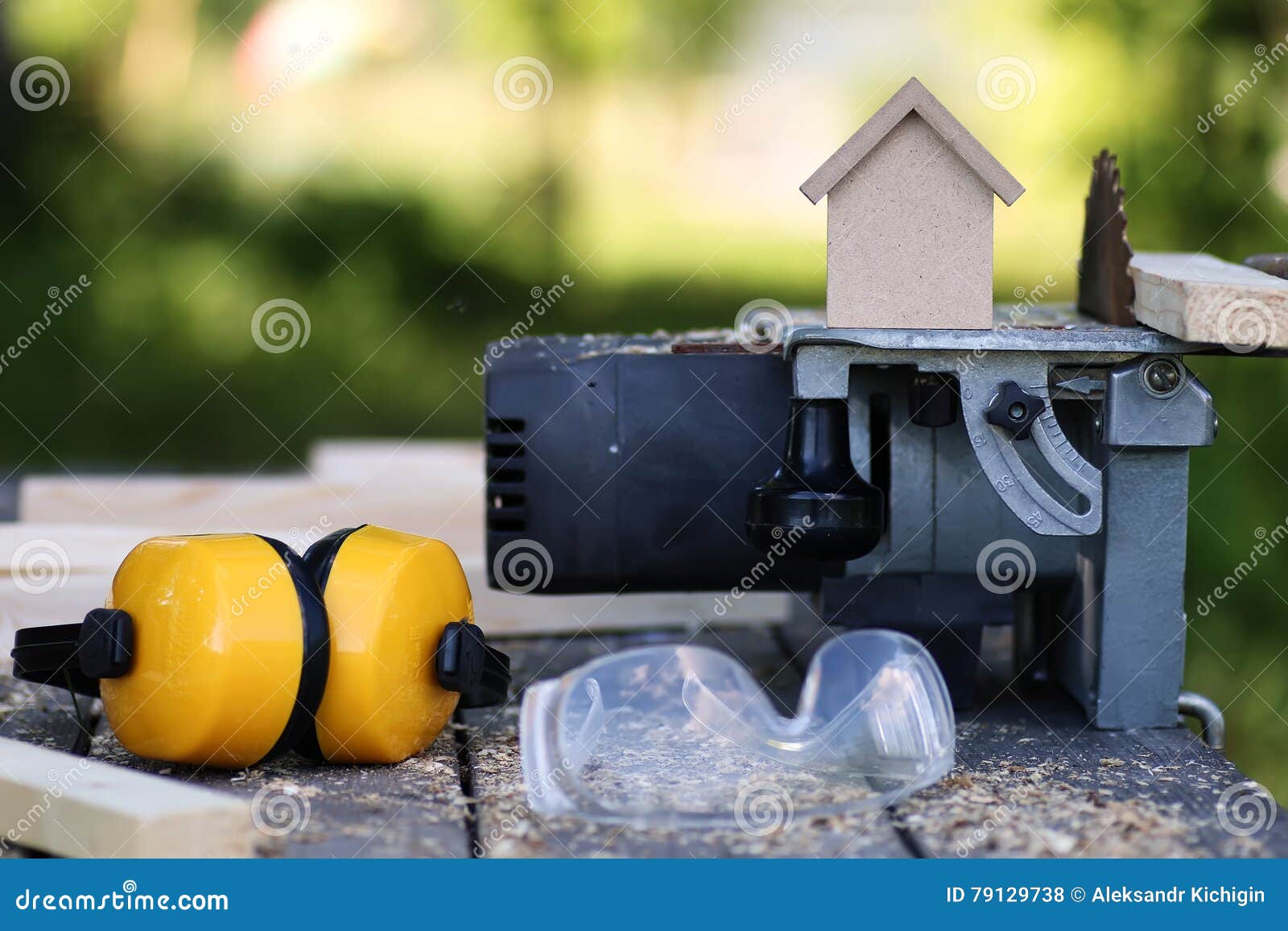 Zaag Van De Huis De Modelbouw Stock Foto - Image of familie, vernieuw ...