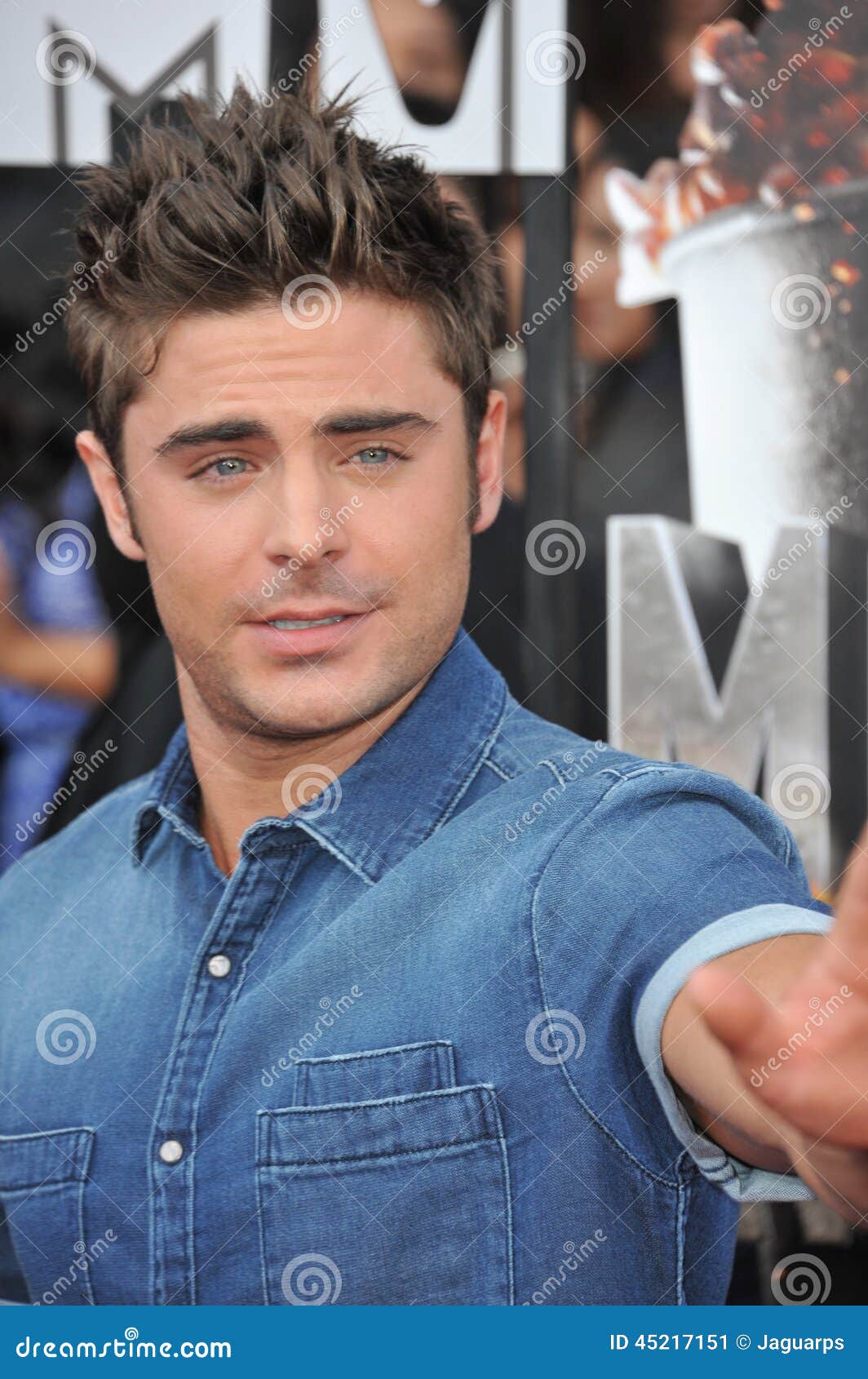 Zac Efron 编辑类照片. 图片 包括有 牛仔布, 衬衣, 袖子, 奥斯卡, 奖项, 操作, 长度 - 45217151