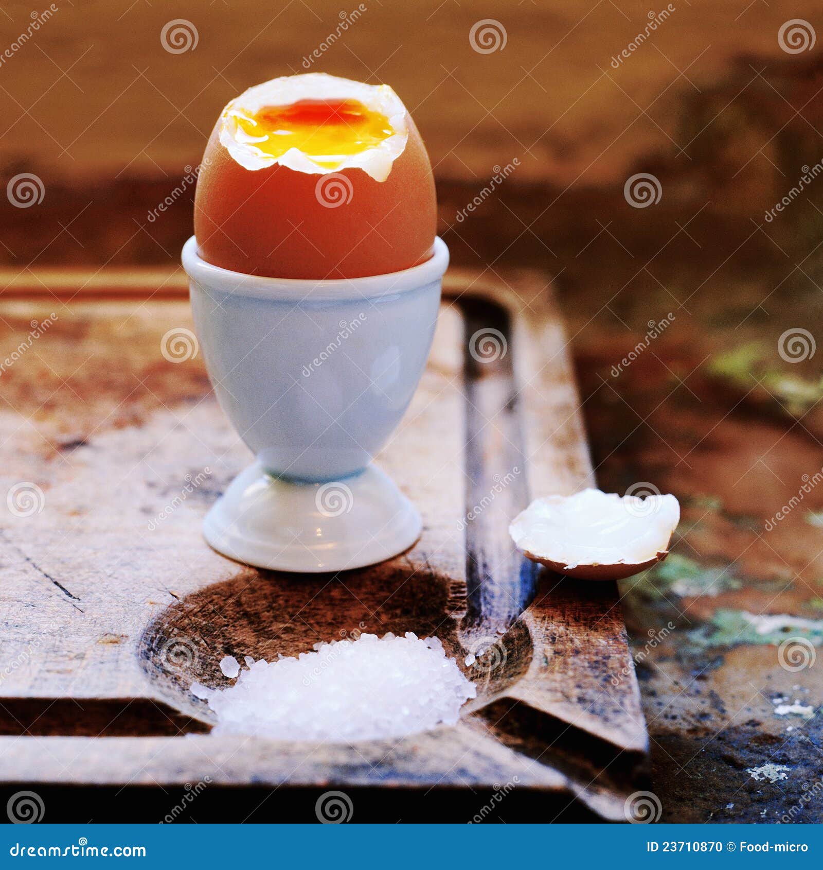 Zacht-gekookt ei stock foto. Image of brood, vinger, onderdompeling ...