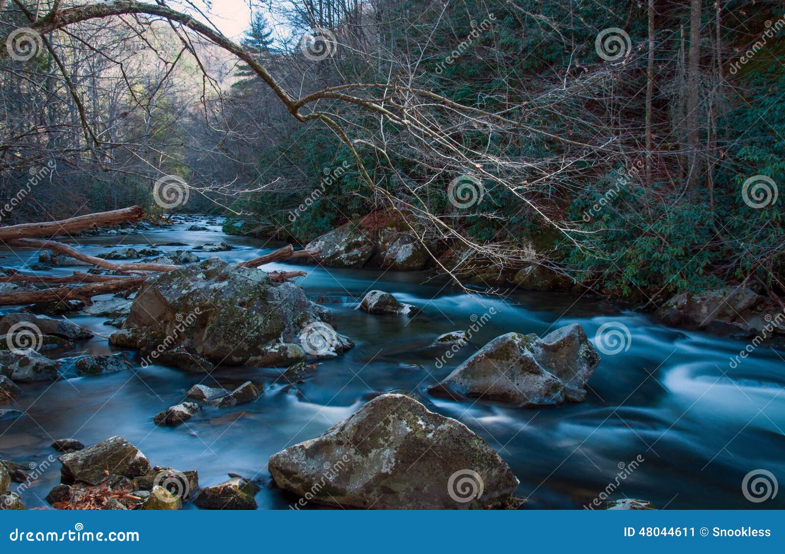 Zachte Stromende Rivier Met Rotsen Stock Afbeelding - Image of takken ...