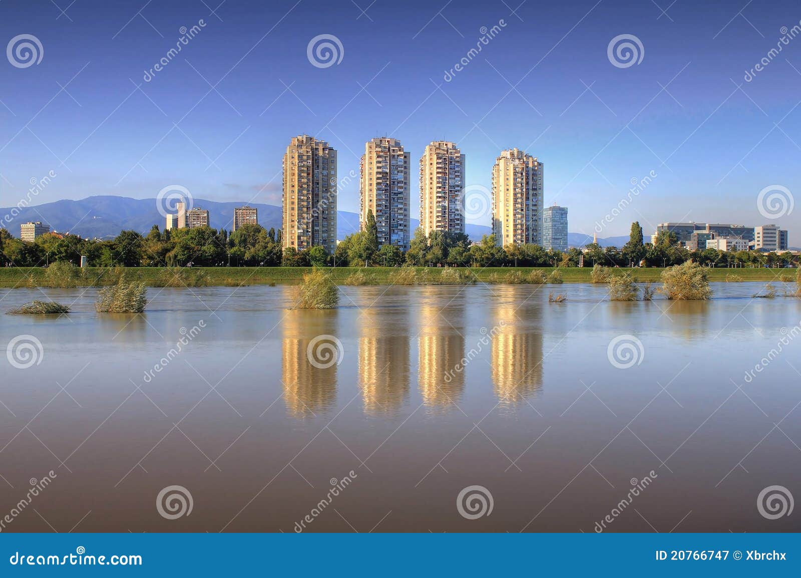 Zagreb en el río Sava imagen de archivo. Imagen de reflexiones - 20766747