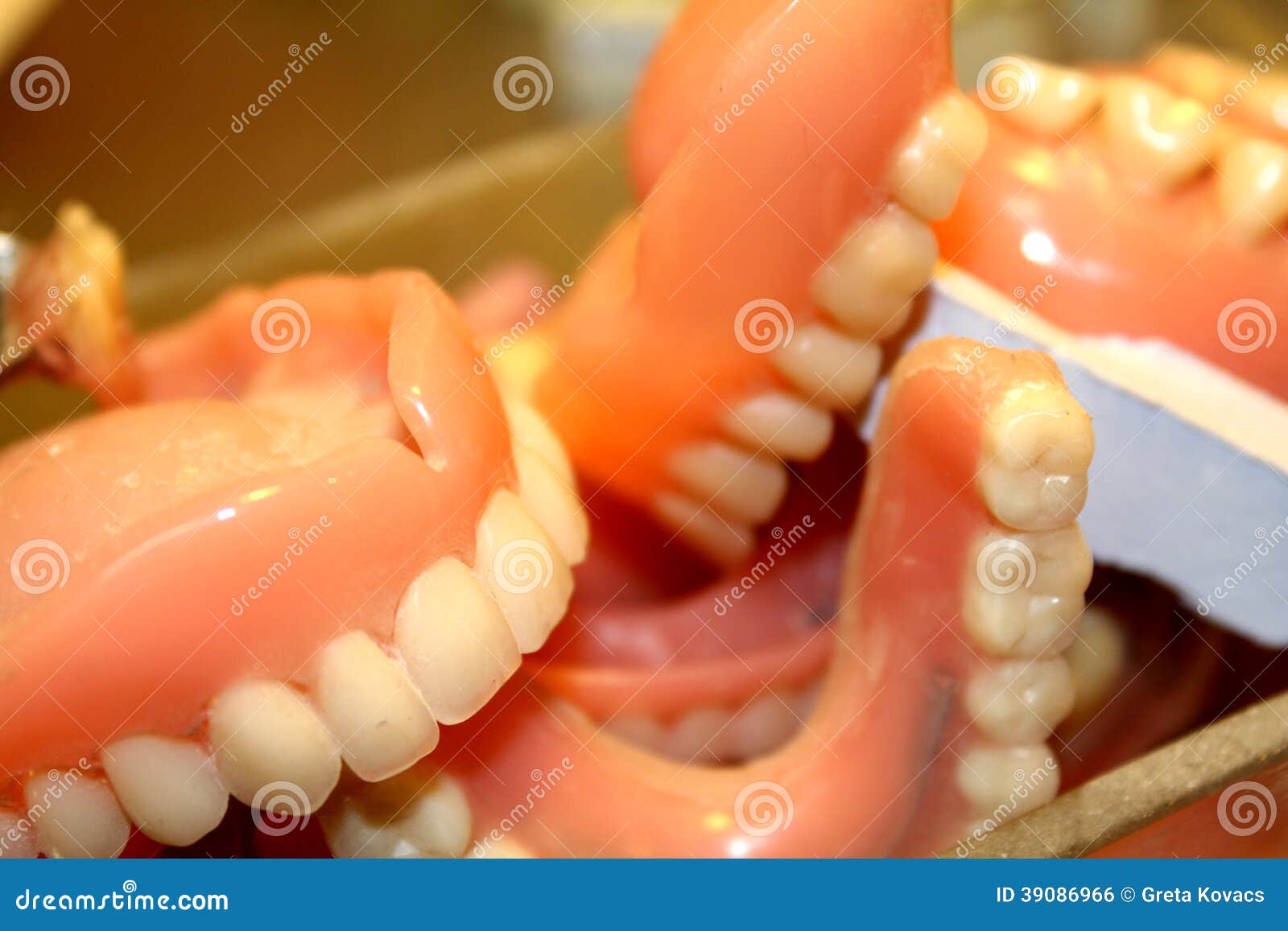 Zahnprothese stockfoto. Bild von medizinisch, nahaufnahme - 39086966