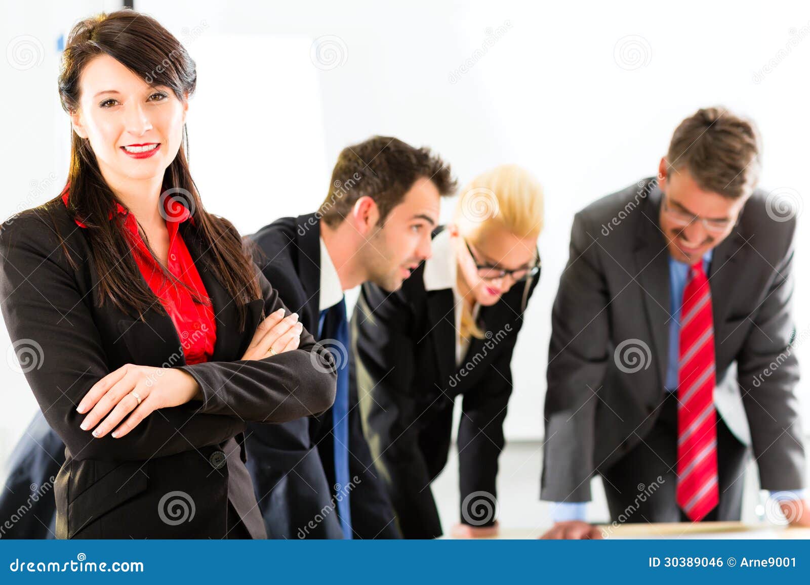 Zaken - Mensen in Bureau Die Als Team Werken Stock Foto - Image of ...