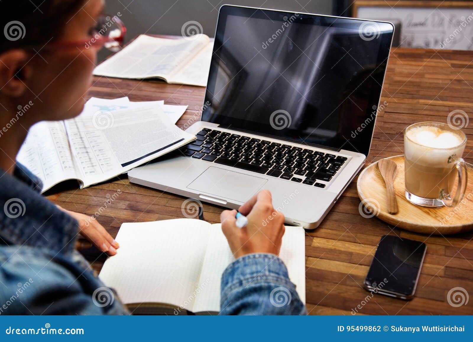 Zaken Person Using Laptop Computer Stock Foto - Image of technologie ...