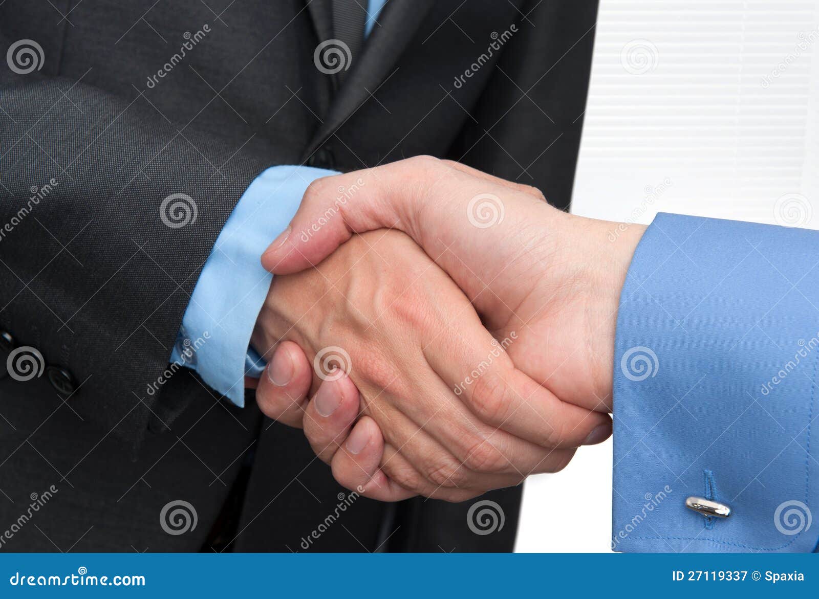 Zakenlieden Die Handen Schudden Stock Afbeelding - Image of mededeling ...