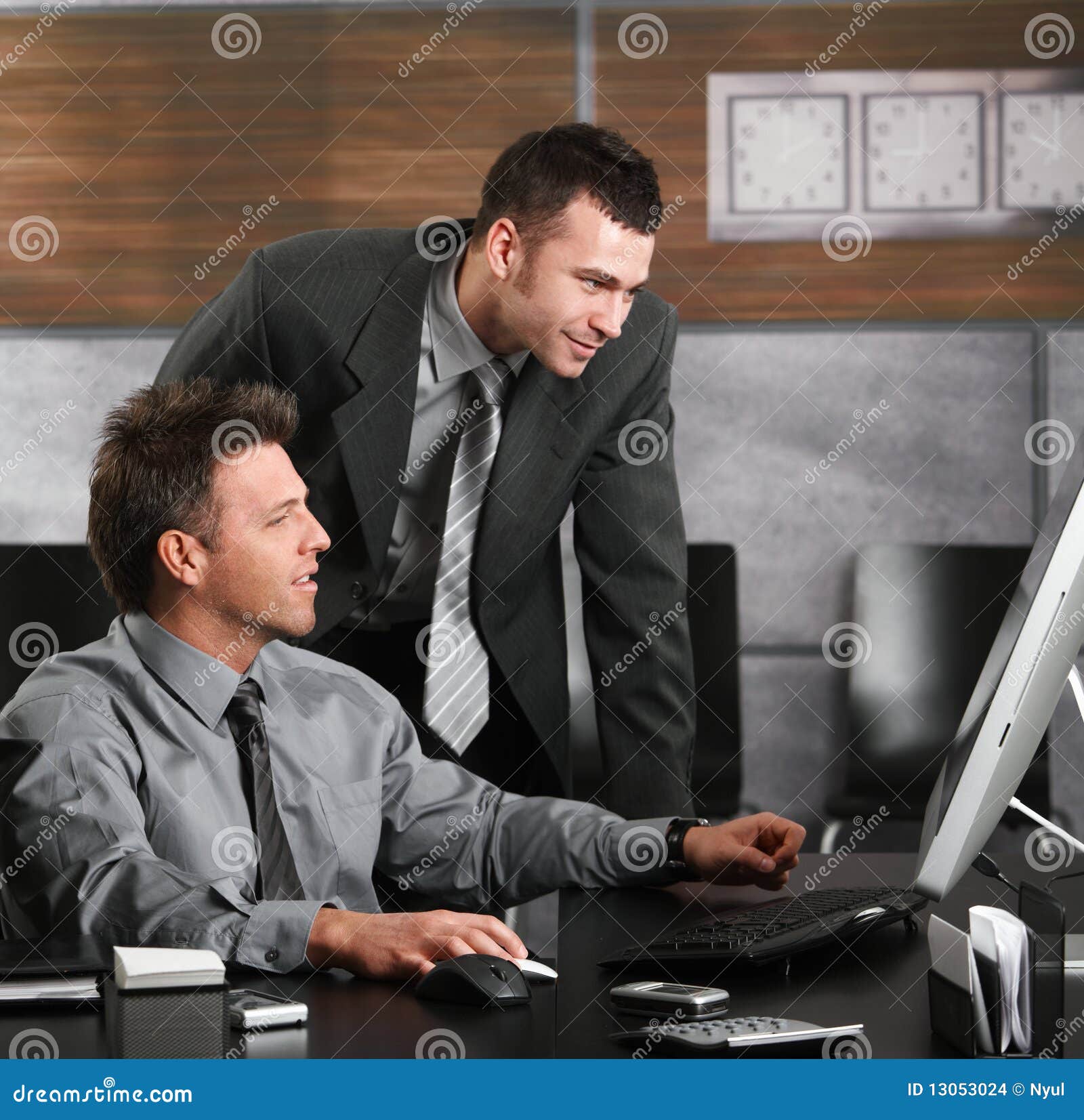 Zakenlieden Die Met Computer Werken Stock Foto - Image of groep, binnen ...