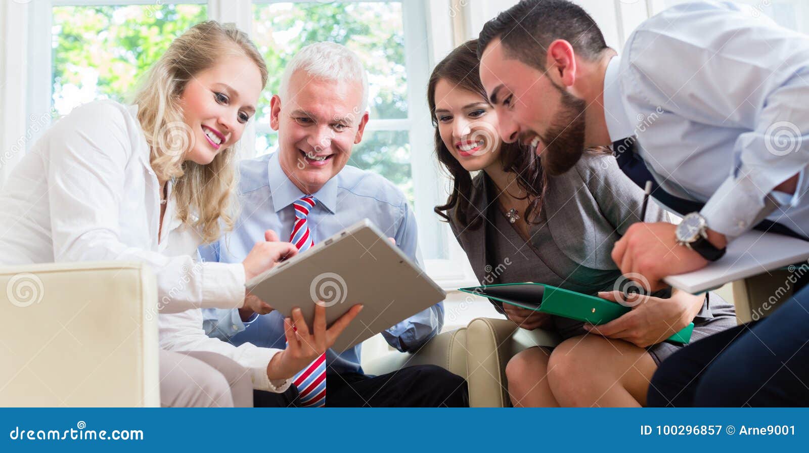 Zakenlui Die Bespreking in Bureau Hebben Stock Afbeelding - Image of ...