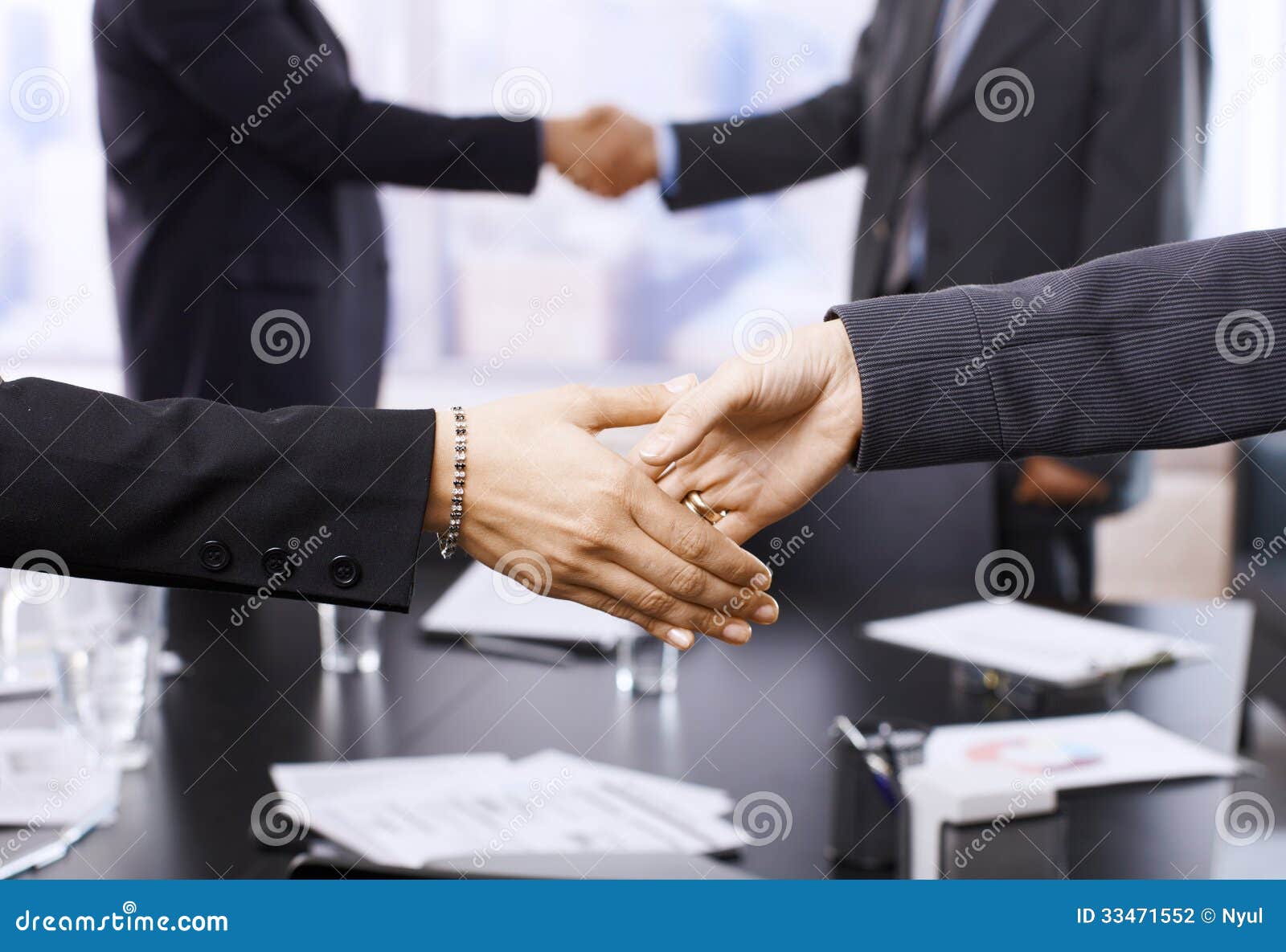 Zakenlui Die Handen Schudden Stock Foto - Image of bestuurskamer, zaken ...