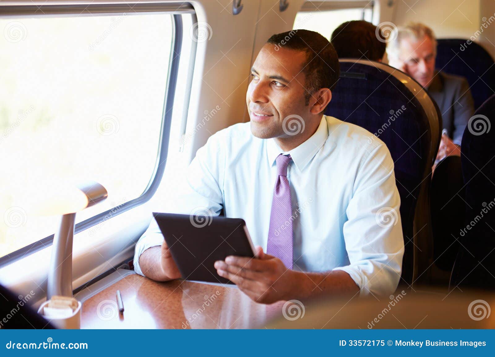 Zakenman Commuting on Train Die Digitale Tablet Gebruiken Stock ...