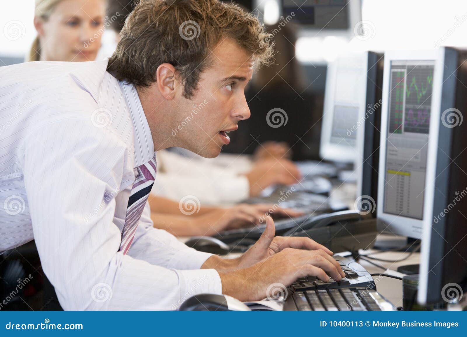 Zakenman Die Computer Met Behulp Van Stock Afbeelding - Image of ...