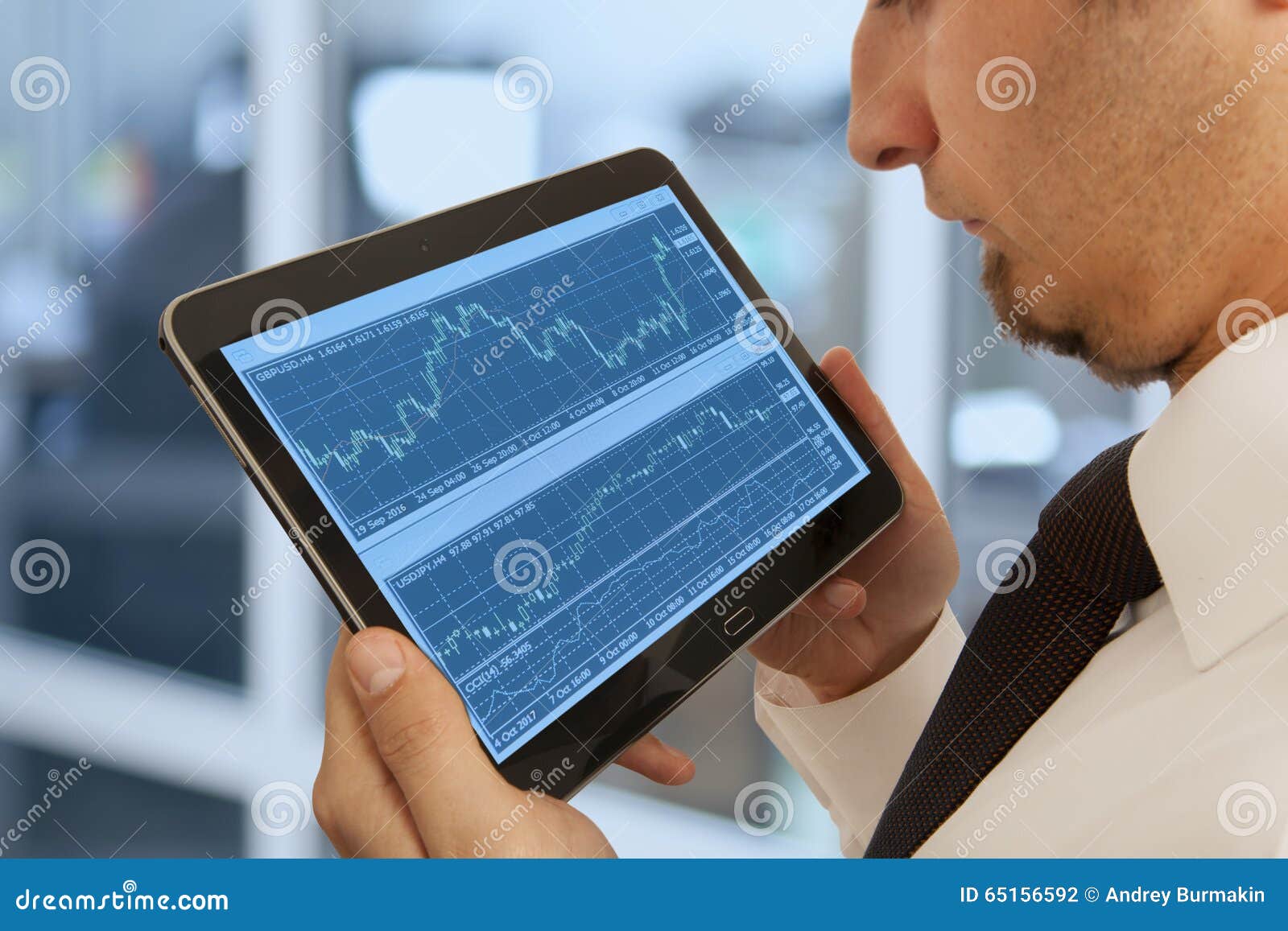 Zakenman Die De Effectenbeurs Controleren Stock Foto - Image of verkoop ...