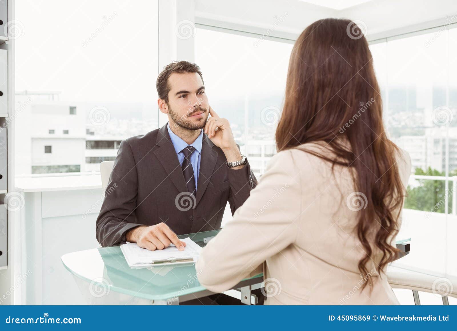 Zakenman Die Vrouw in Bureau Interviewen Stock Afbeelding - Image of ...