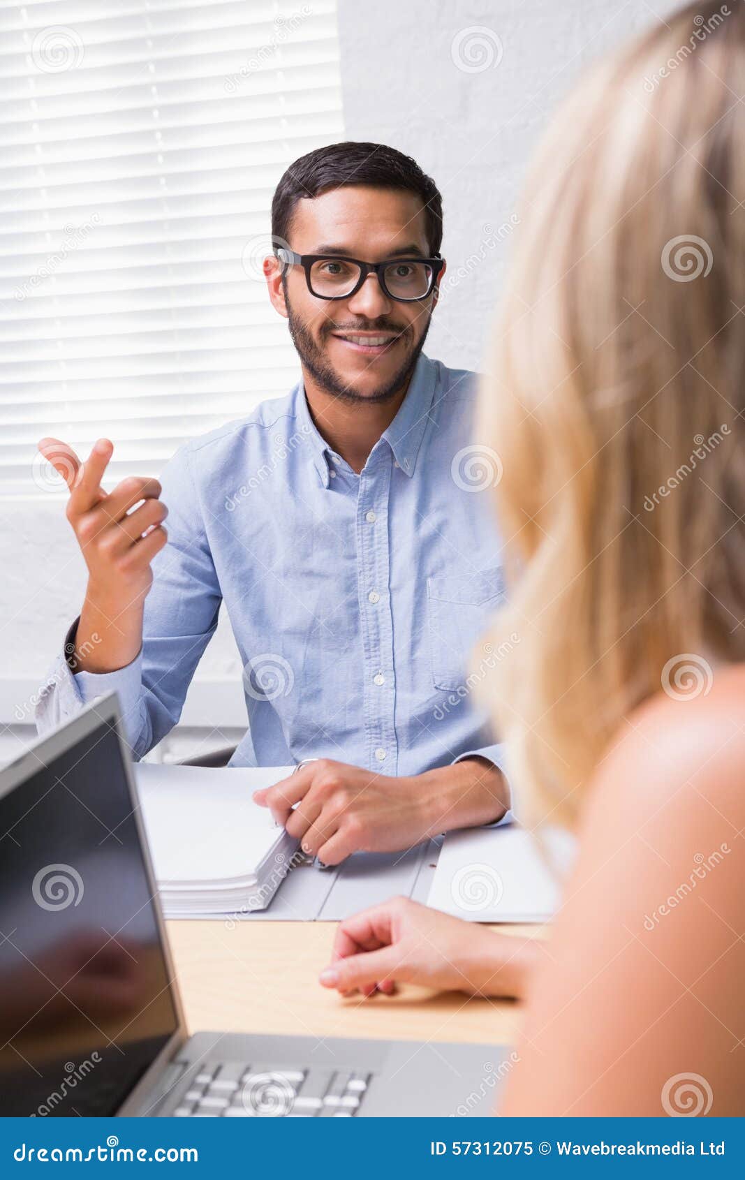 Zakenman Die Vrouw Interviewen Stock Afbeelding - Image of mensen ...