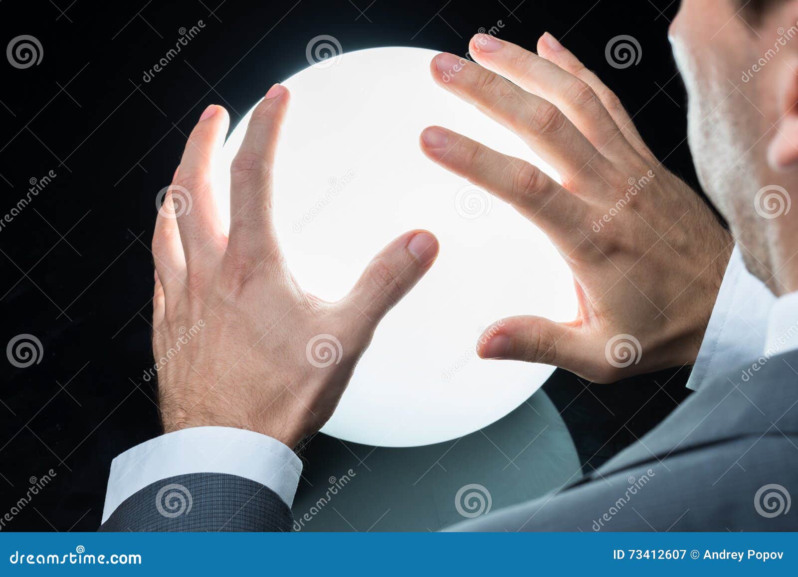 Zakenman Predicting Future on Crystal Ball Stock Afbeelding - Image of ...
