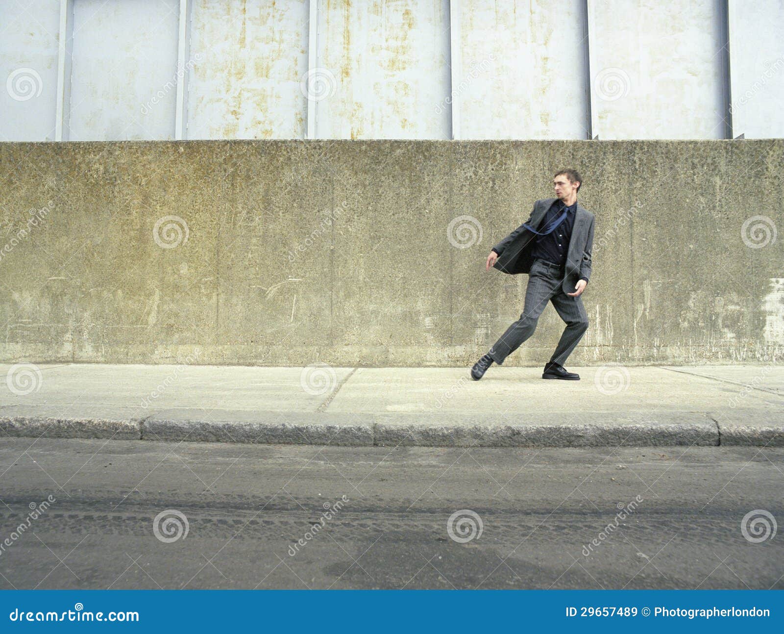 Zakenman Running on Sidewalk Stock Afbeelding - Image of mensen ...