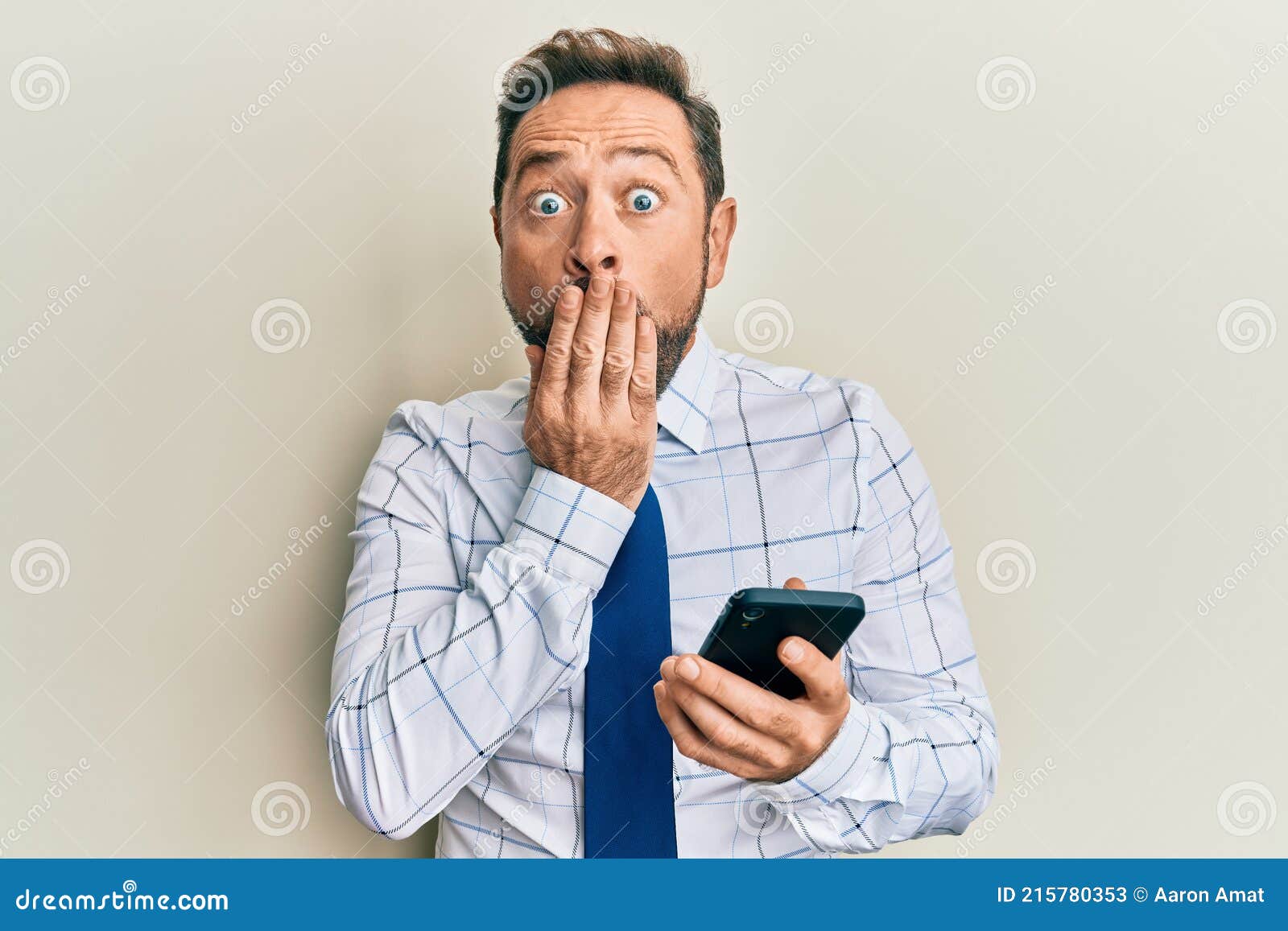 Zakenman Uit De Middelbare Leeftijd Die Smartphone Gebruikt Om Zijn
