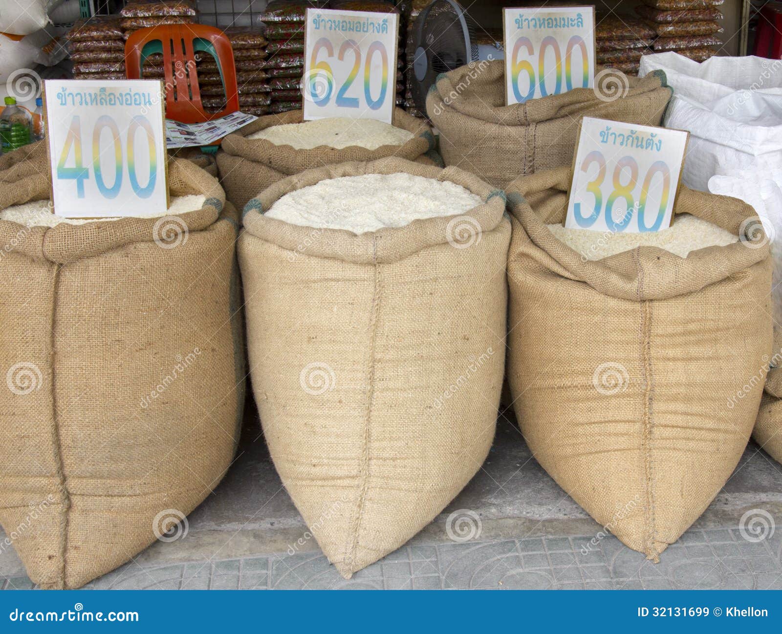 Zakken rijst stock afbeelding. Image of korrel, winkel - 32131699