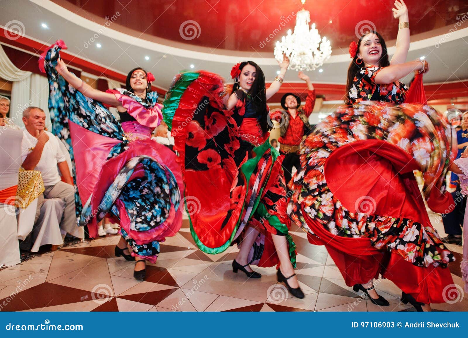 Zalishchyky, Ucraina 28 Agosto 2016: Dancing Di Zingari E Singi ...