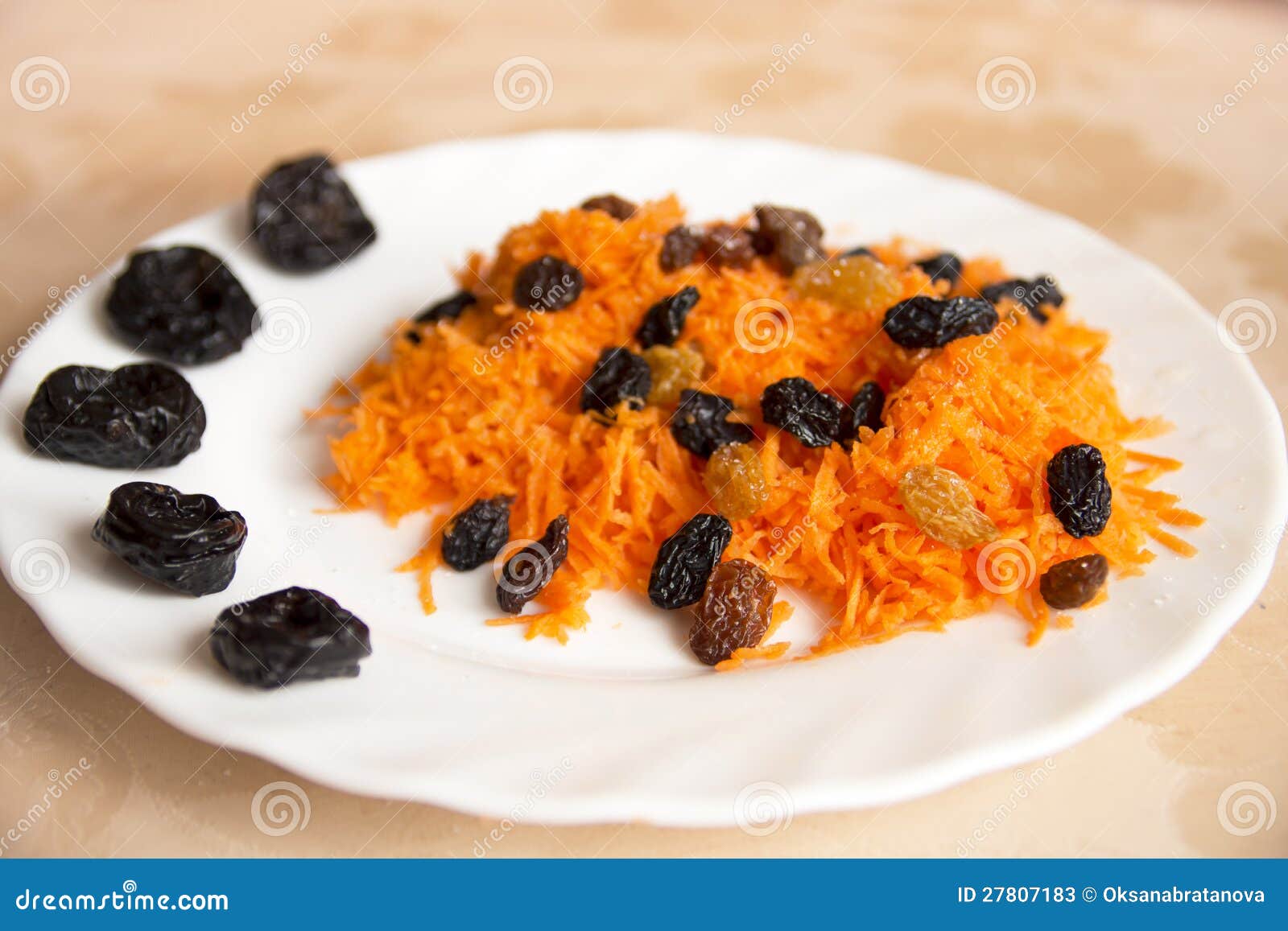 Zanahoria Rallada Con Las Frutas Secadas Imagen de archivo - Imagen de ...