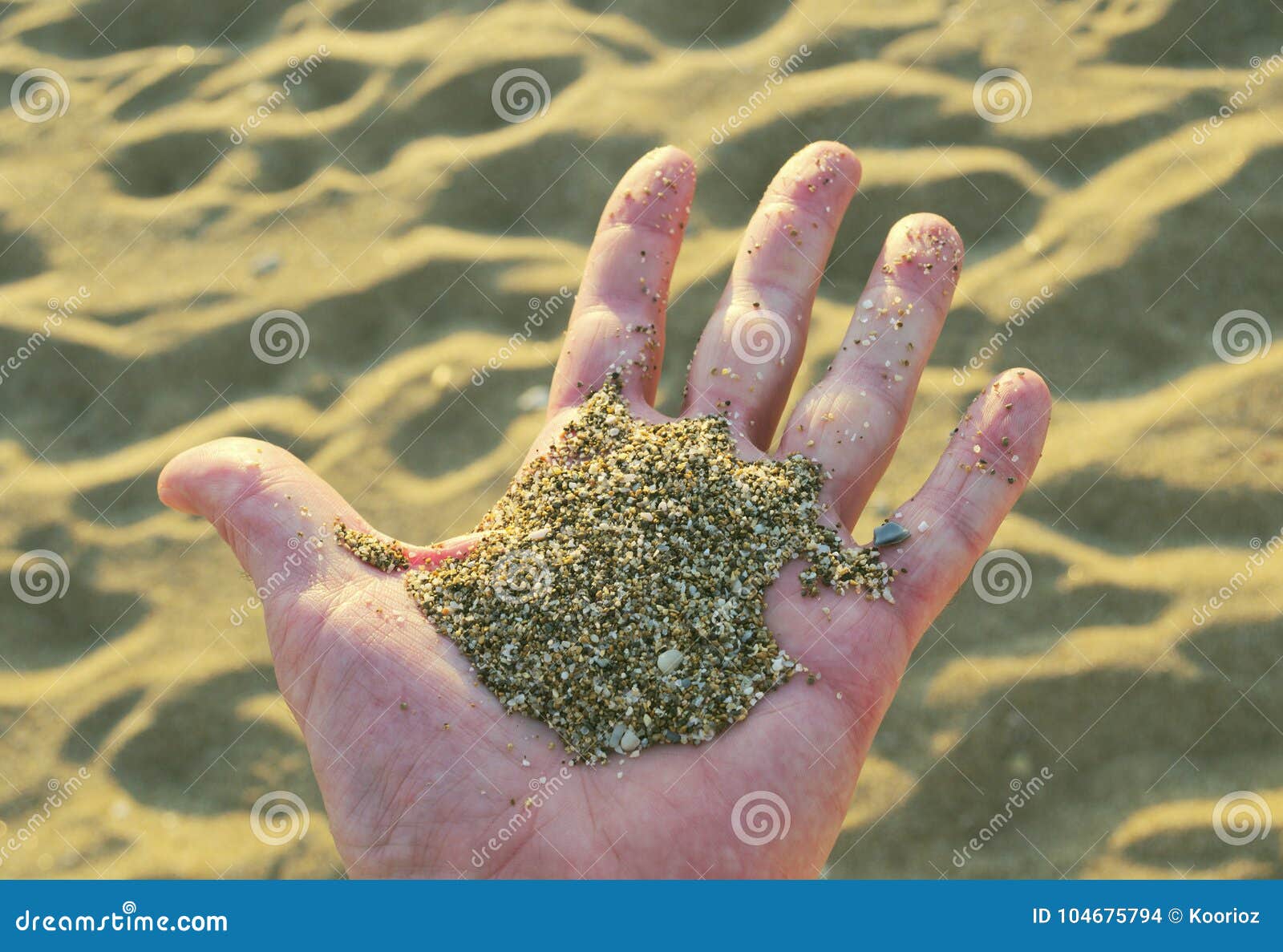 Zand in de hand stock foto. Image of zandig, zand, korrels - 104675794