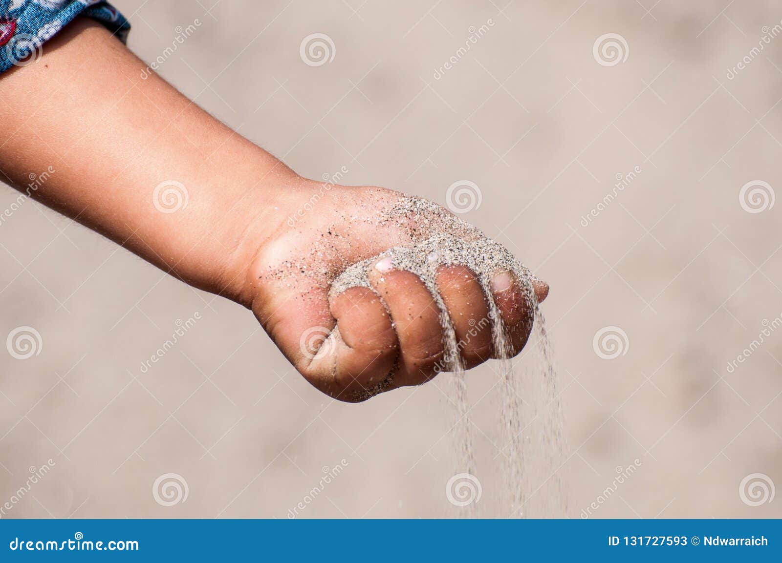 Zand in De Hand Van Het Meisje Stock Afbeelding - Image of gieten ...