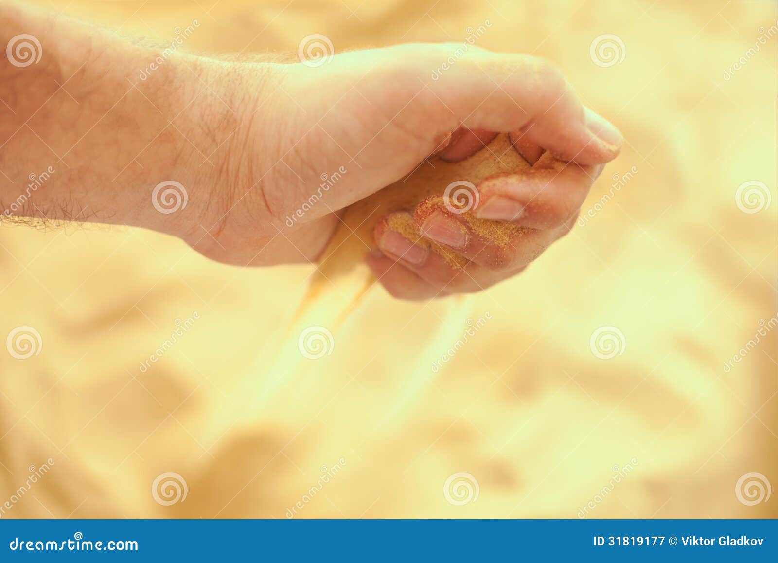 Zand Die Van Hand Uitstrooien Stock Afbeelding - Image of buiten ...