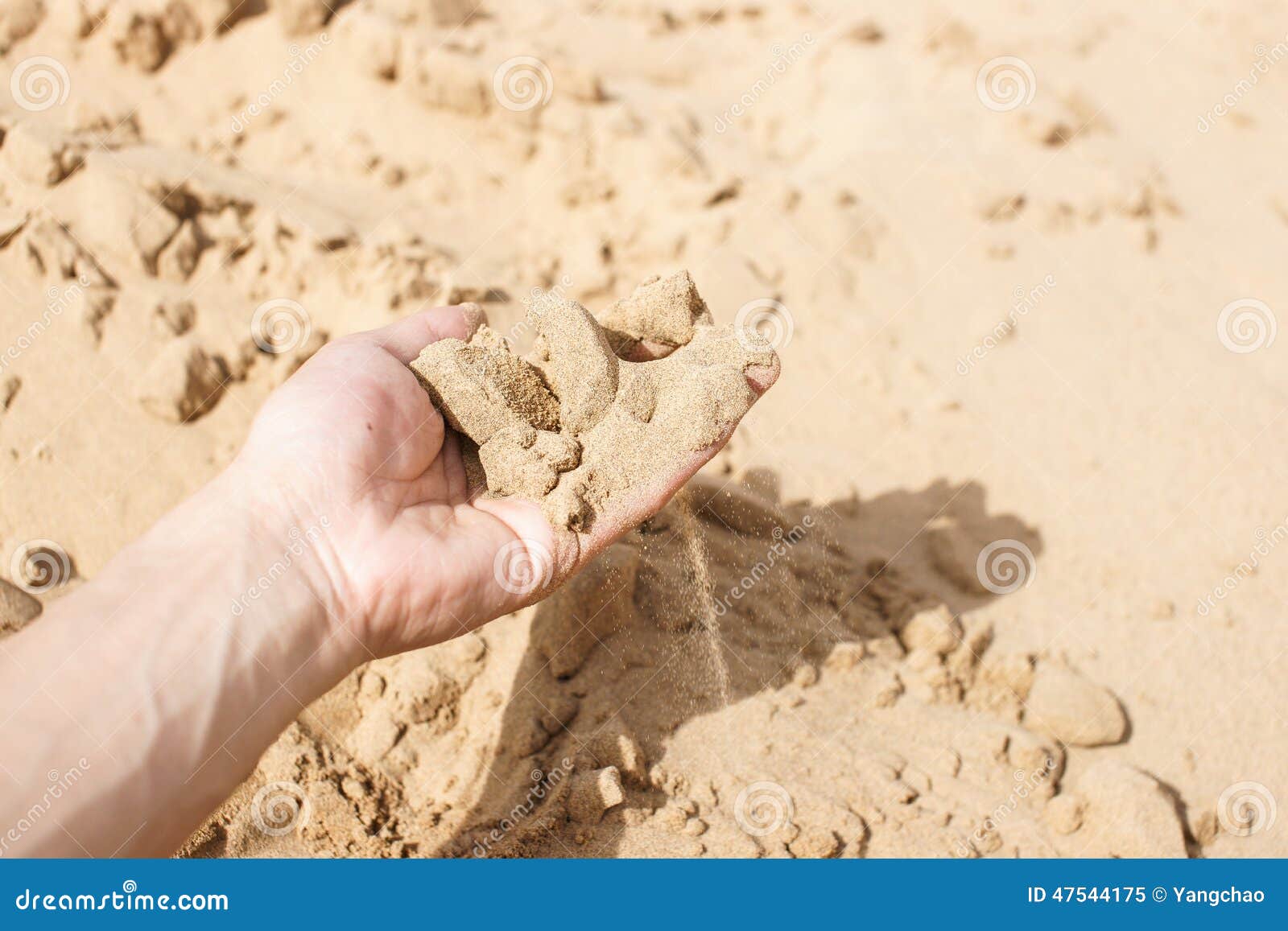 Zand Die Van Hand Uitstrooien Stock Afbeelding - Image of uurglas, duin ...