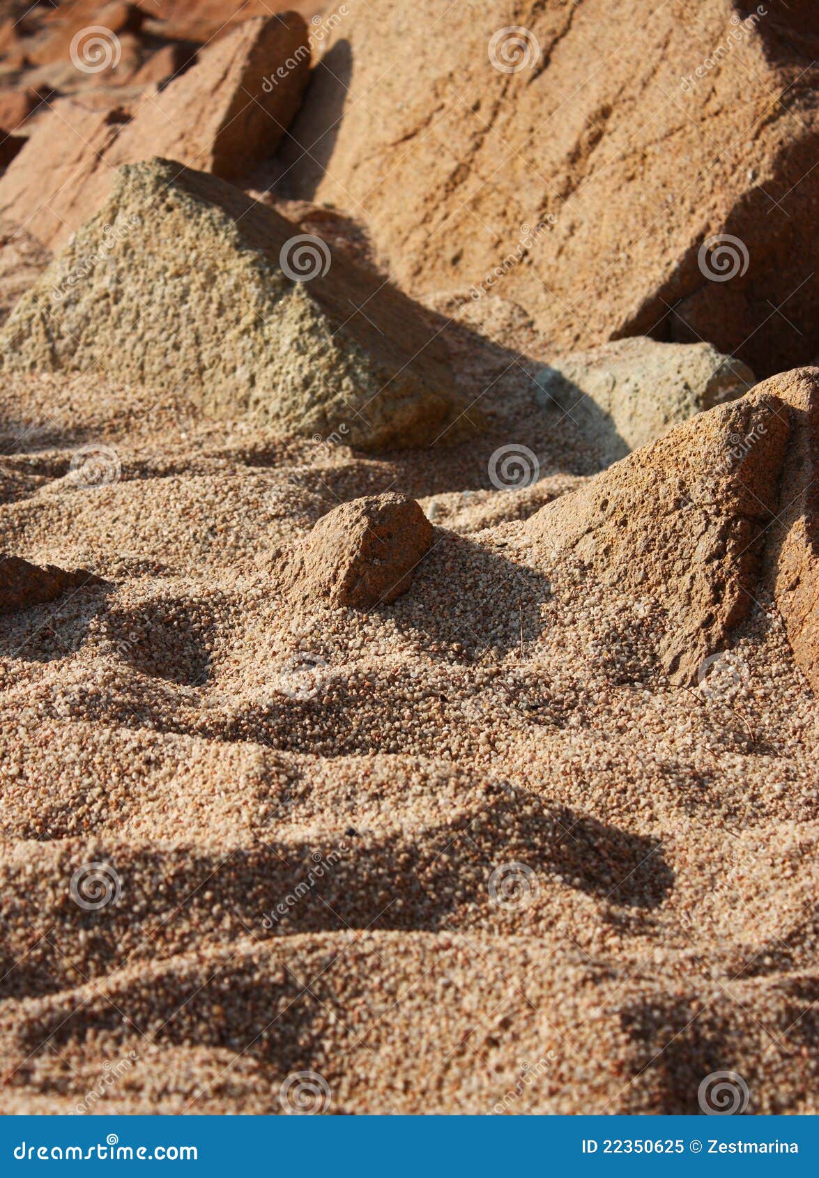 Zand op steenachtig strand stock afbeelding. Image of zomer - 22350625