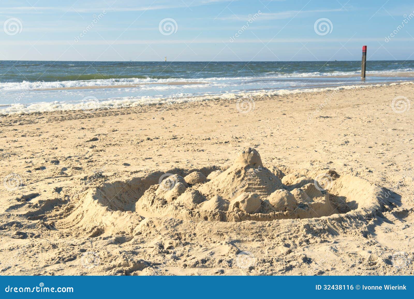 Zandkasteel Bij Texel-strand Stock Foto - Image of horizon, water: 32438116