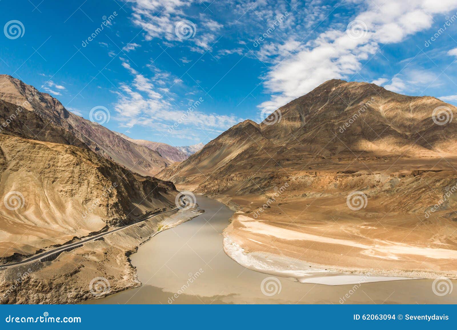Zanzskar und Fluss Indus stockfoto. Bild von nave, sand - 62063094