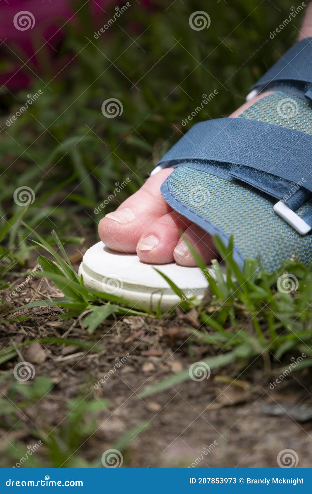 Zapato de pie roto imagen de archivo. Imagen de fondo - 207853973