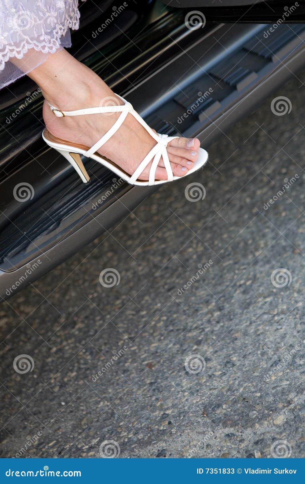 Zapato en el coche imagen de archivo. Imagen de exterior - 7351833