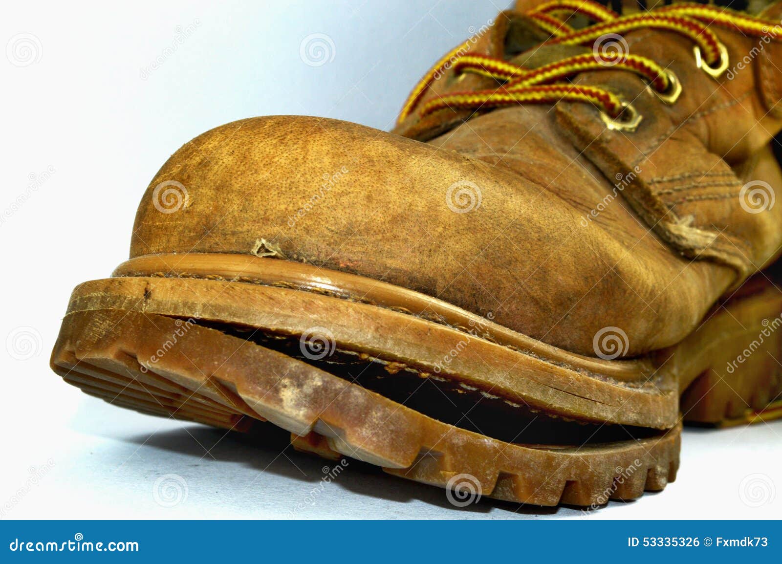 Zapato roto viejo foto de archivo. Imagen de cordones - 53335326