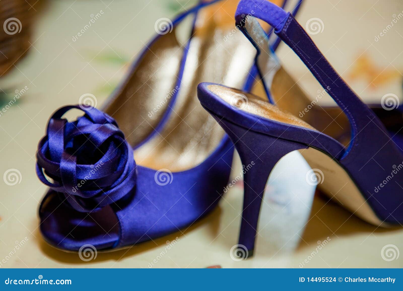 Zapatos azules brillantes foto de archivo. Imagen de puntas - 14495524