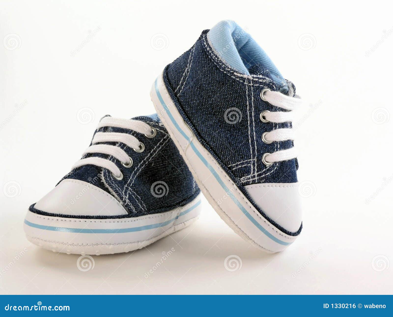 Zapatos de bebé foto de archivo. Imagen de tarjeta, pies - 1330216