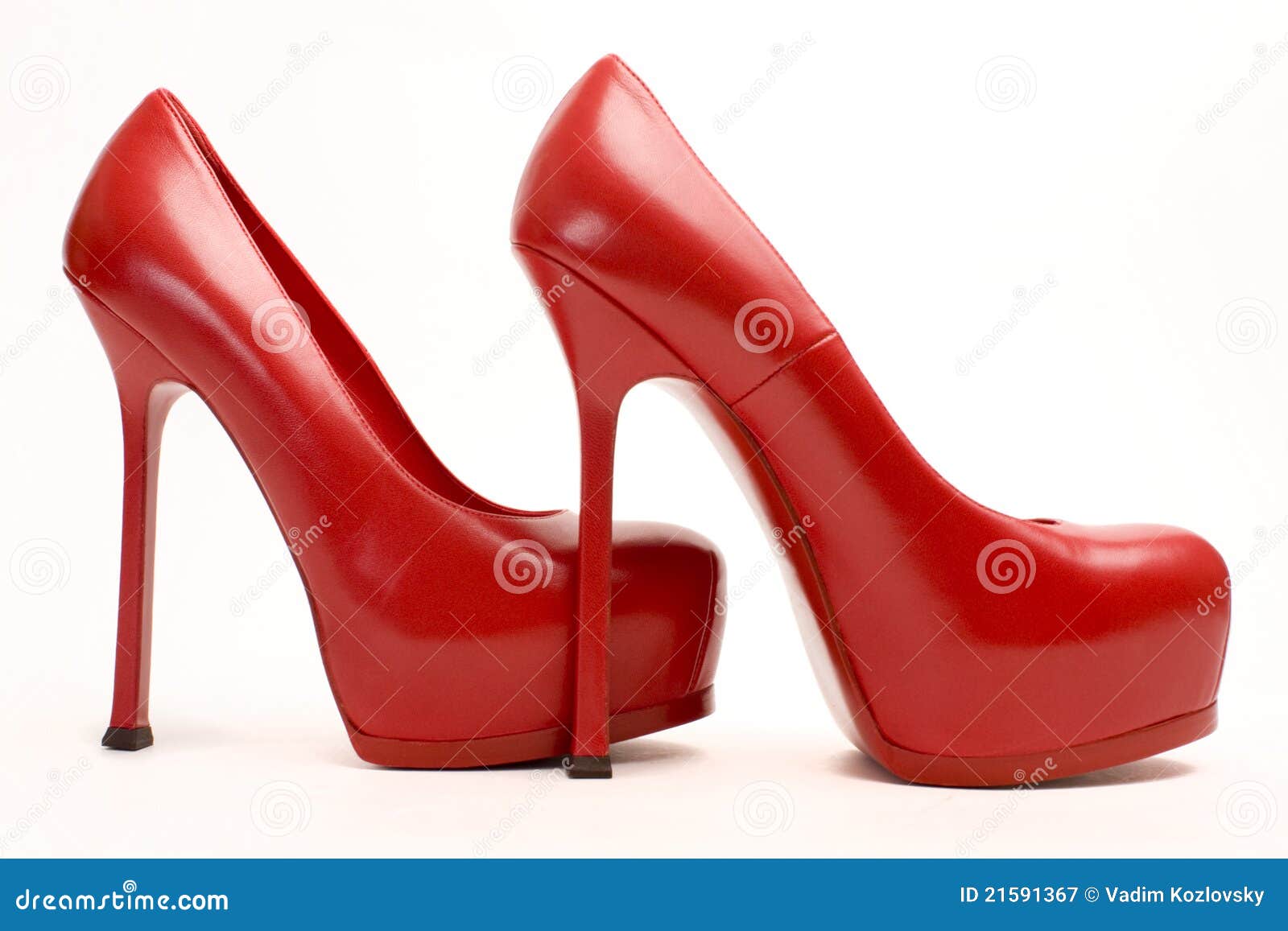 Zapatos rojos de la mujer imagen de archivo. Imagen de cuero - 21591367